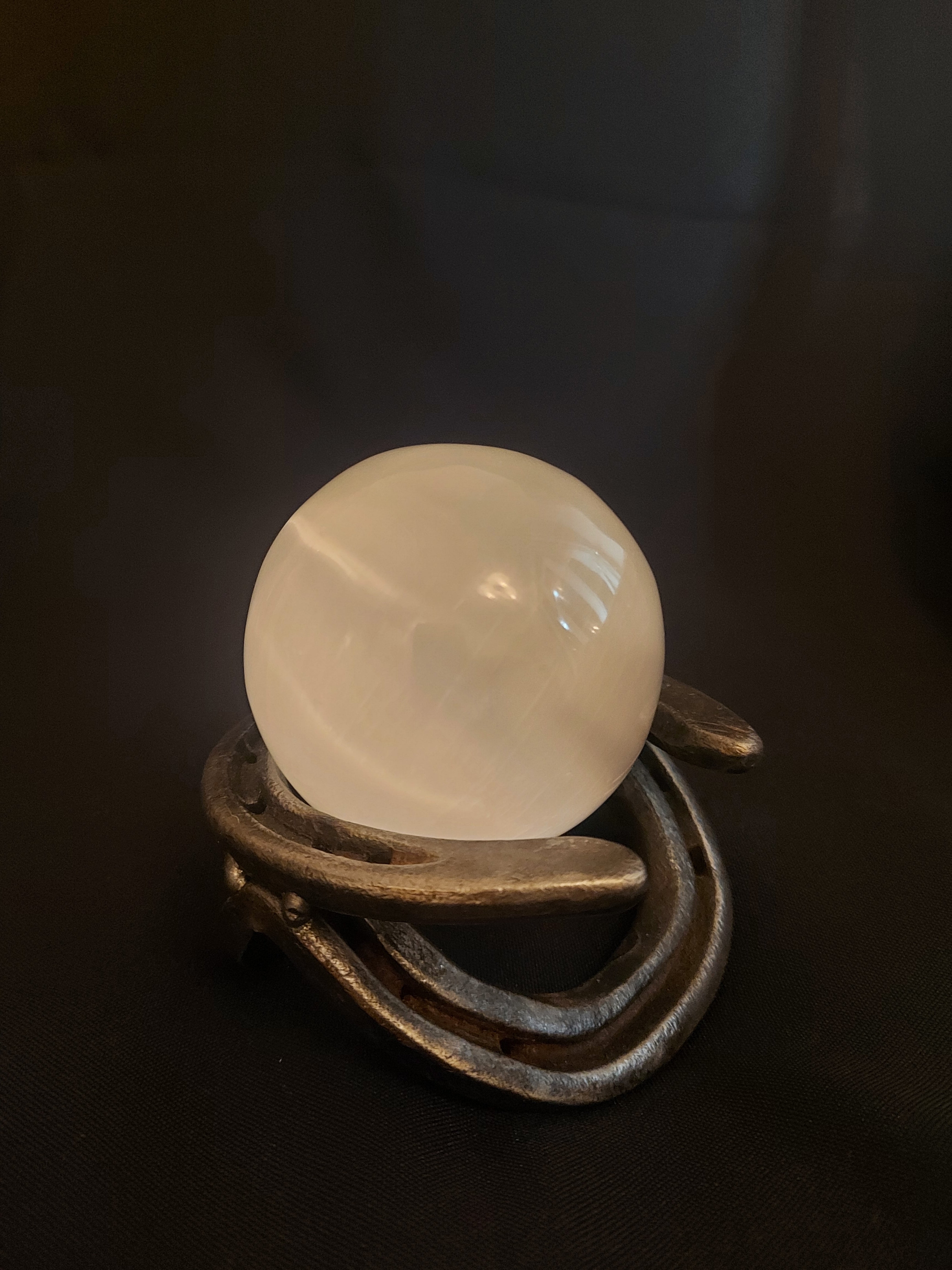 Horseshoe Orb stand – mandometalsmith