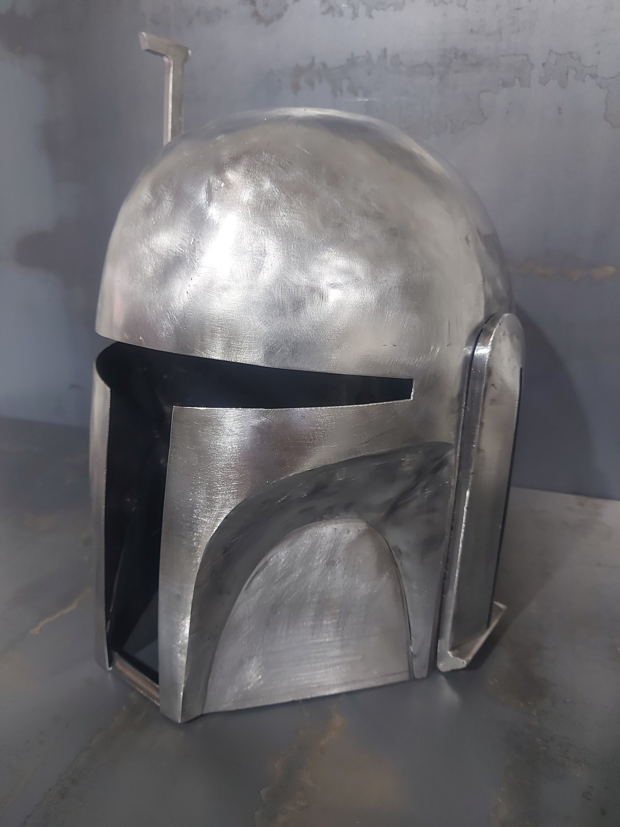 Mando helmet with Range aerial – mandometalsmith