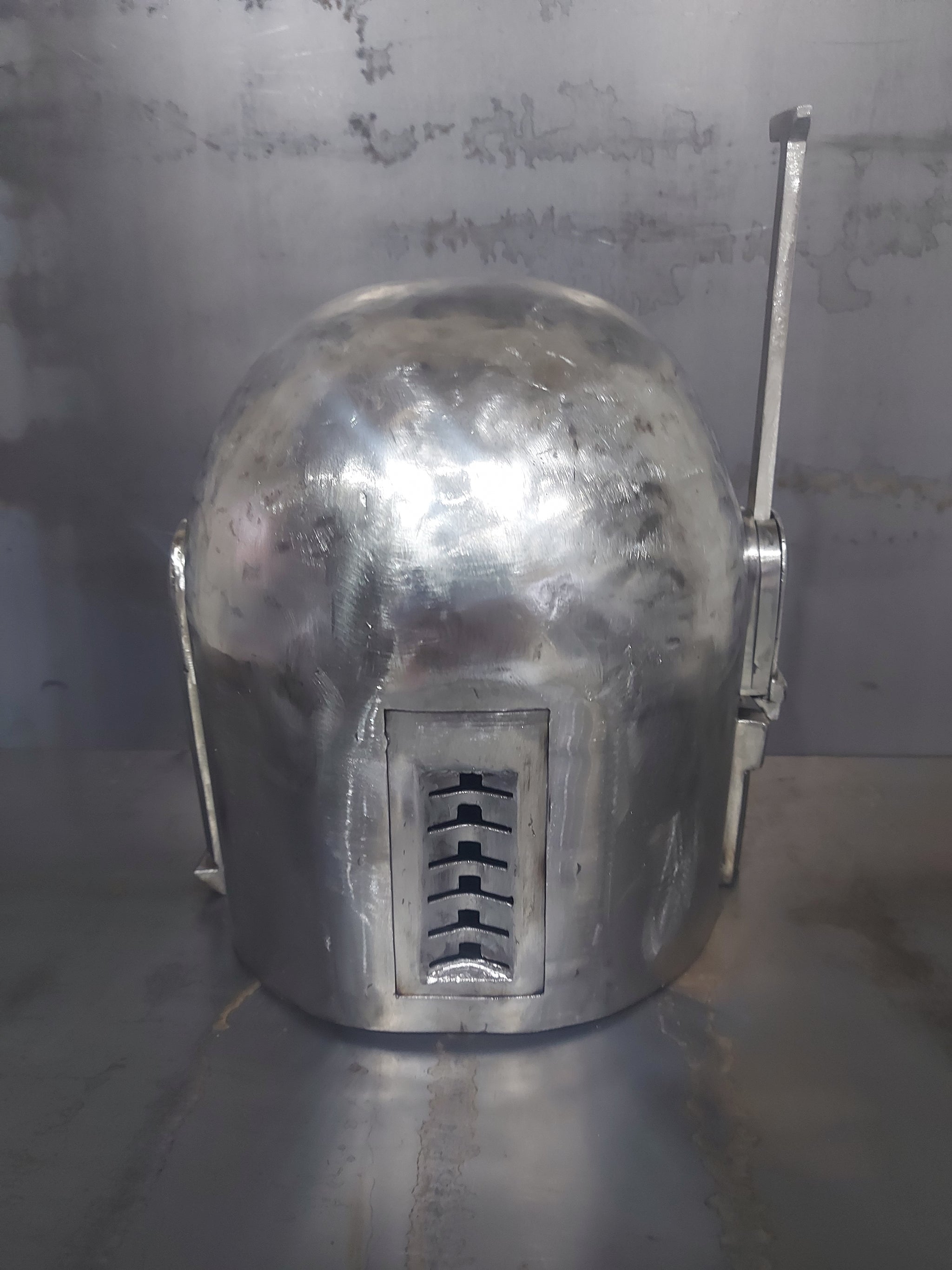 Mando helmet with Range aerial – mandometalsmith